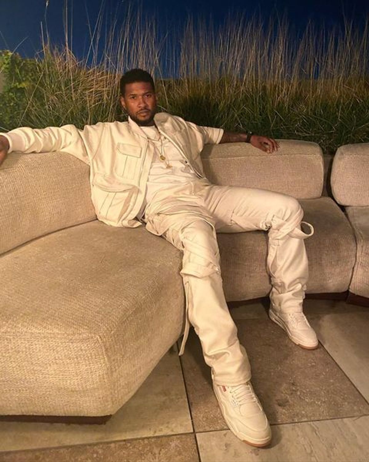 Usher Outfit from March 17, 2021 | WHAT’S ON THE STAR?