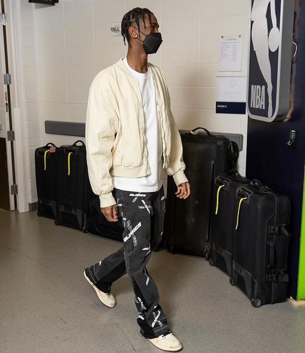 Shai Outfit from March 25, 2021 | WHAT’S ON THE STAR?