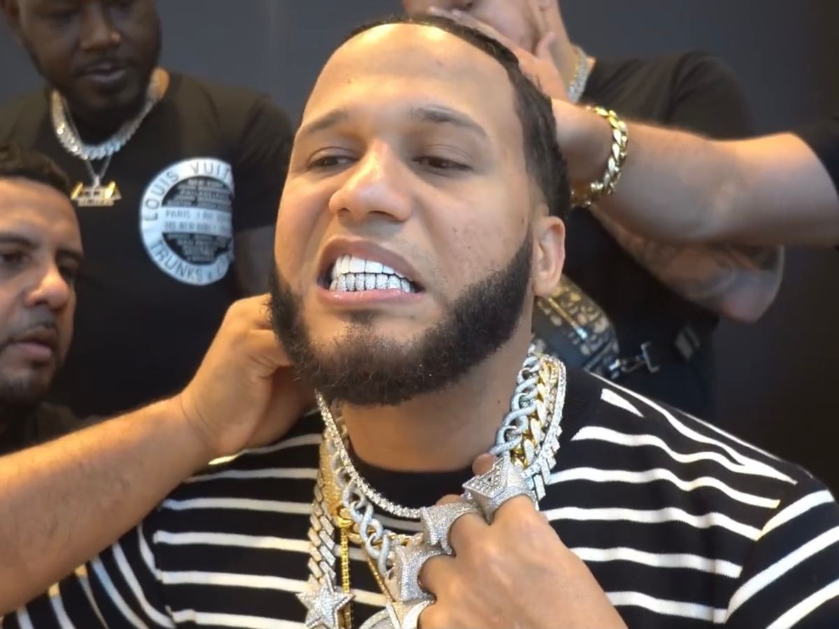 El Alfa El Jefe Outfits in "Caso Bugatti" Video | WHAT’S ON THE STAR?