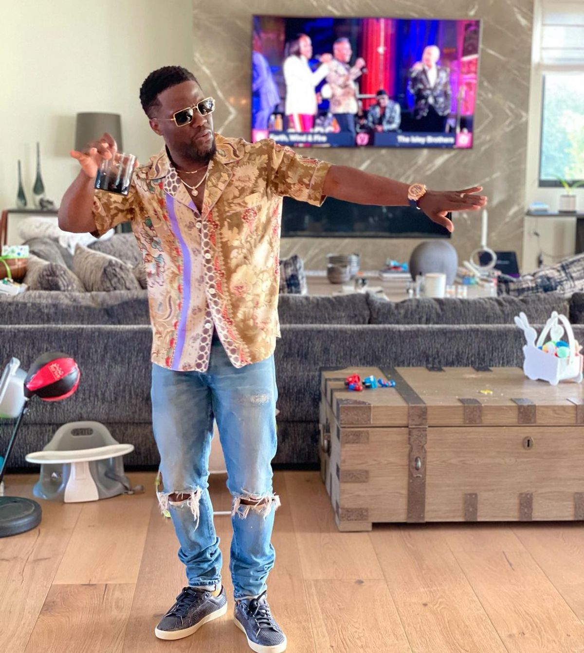 Kevin Hart Outfit from April 5, 2021 | WHAT’S ON THE STAR?
