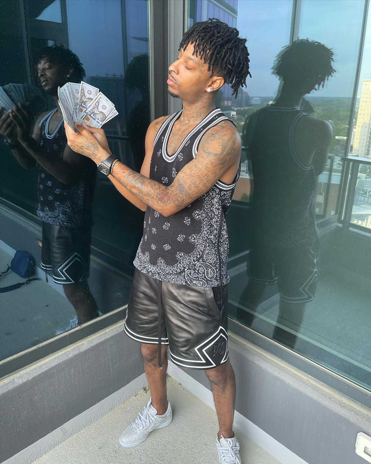 21 Savage Outfit from April 14, 2021 | WHAT’S ON THE STAR?