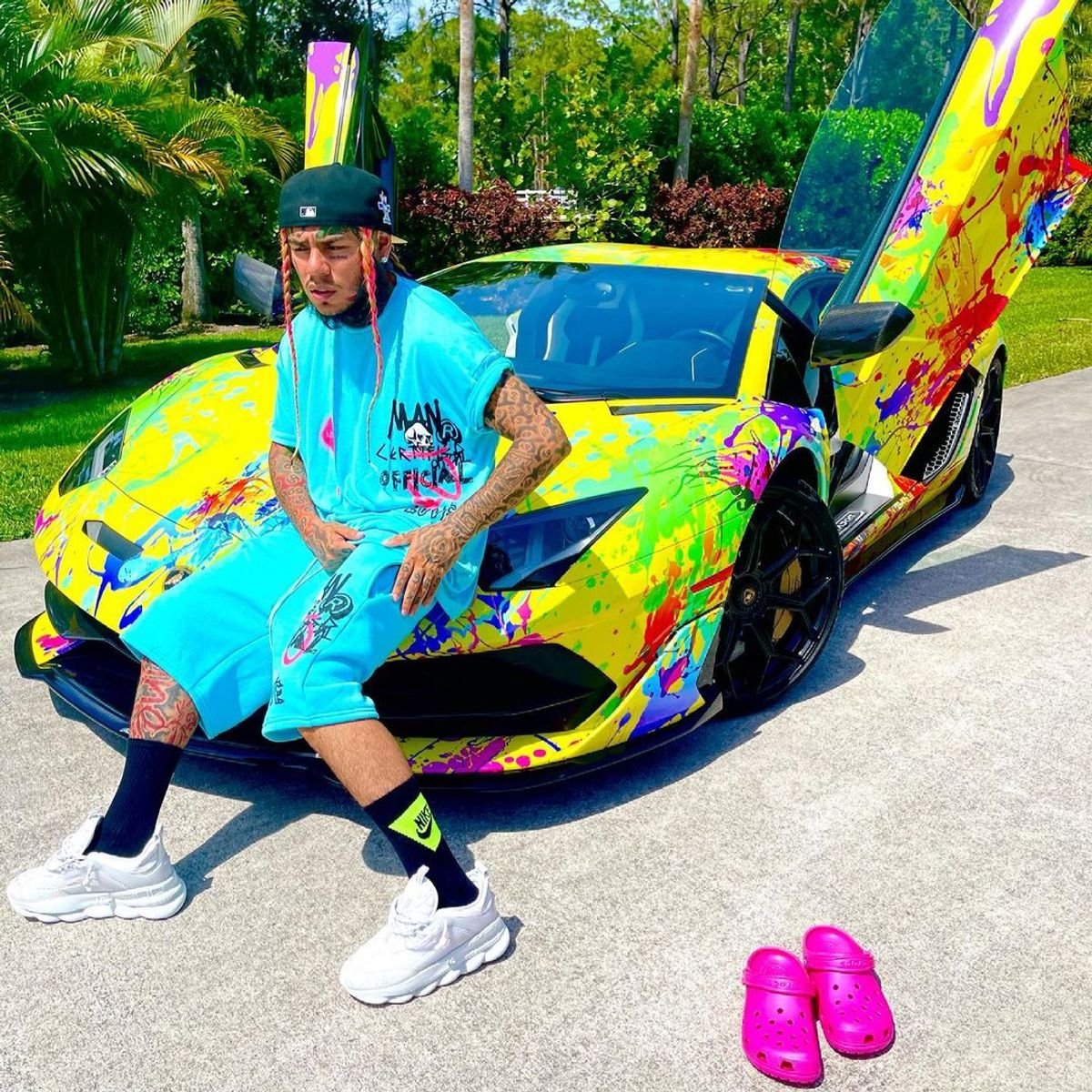 6ix9ine Outfit from April 30, 2021 | WHAT’S ON THE STAR?