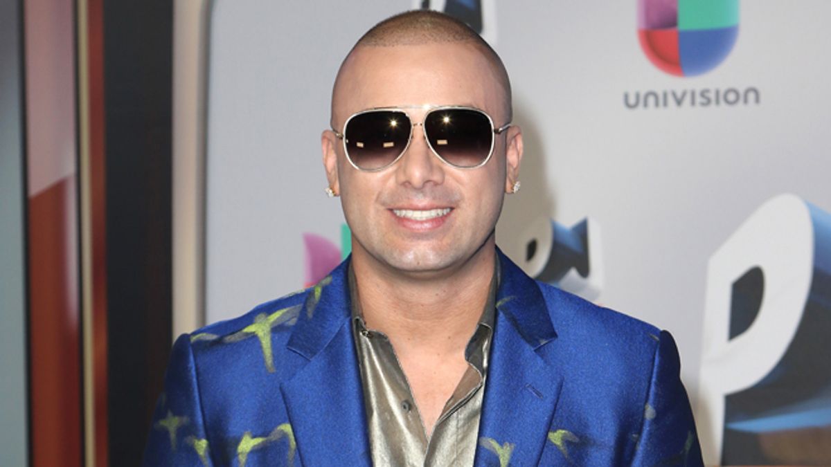 Wisin: Outfits, Clothes, Style and Fashion | WHAT’S ON THE STAR?