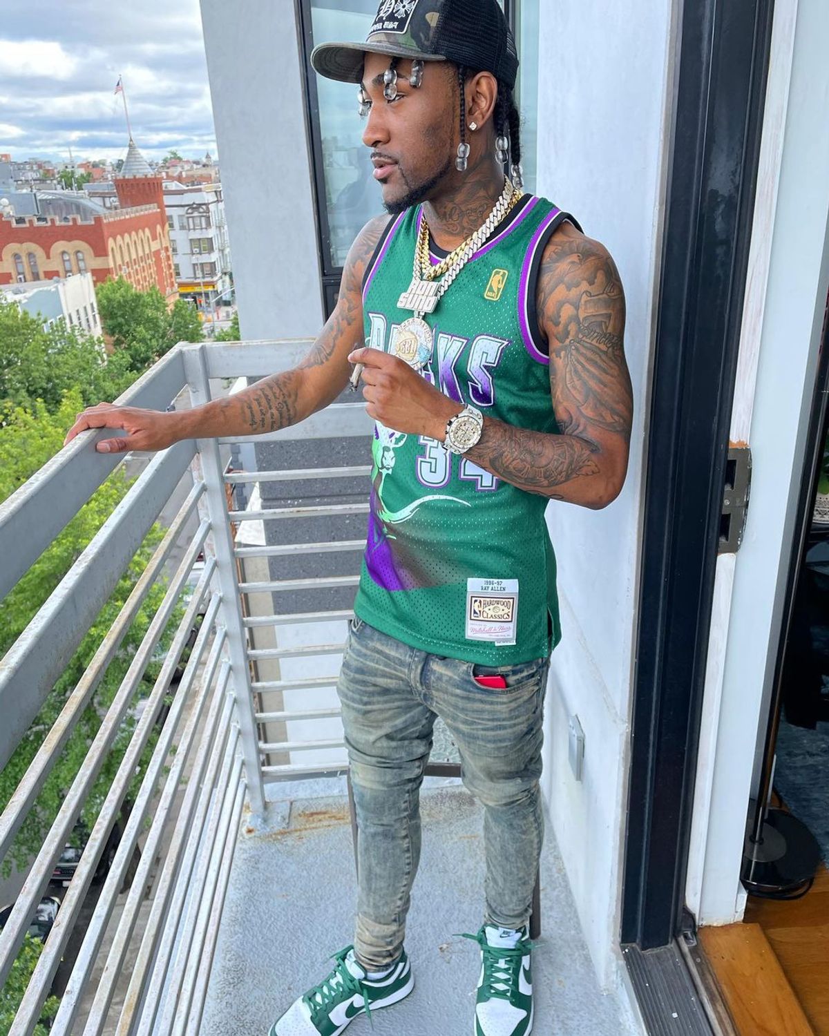 Ron Suno Outfit from July 3, 2021 | WHAT’S ON THE STAR?