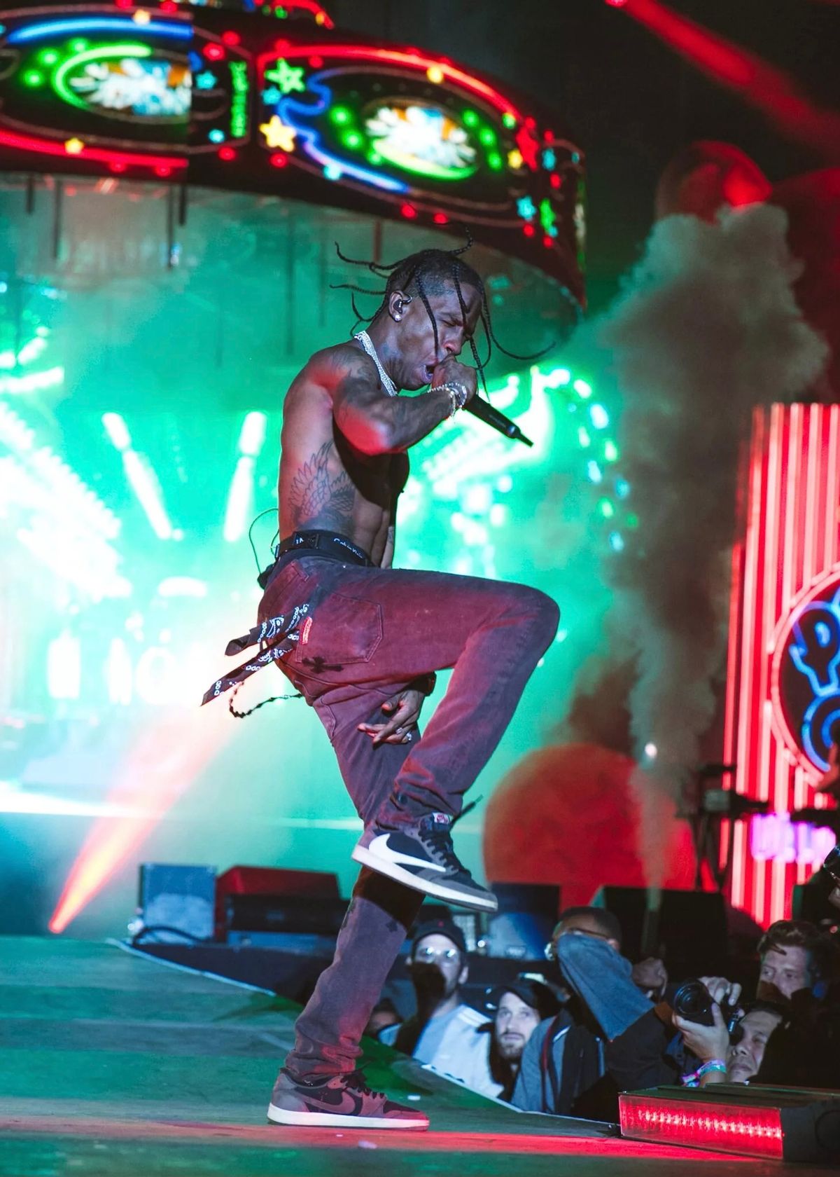 Travis Scott Outfit from October 12, 2019 | WHAT’S ON THE STAR?