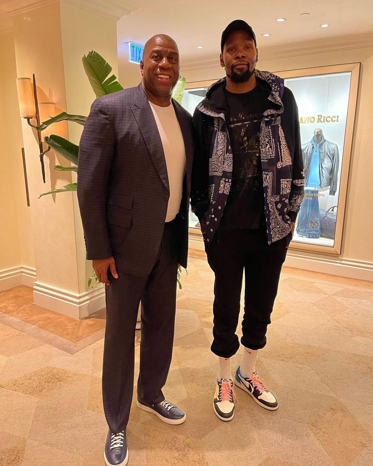 Kevin Durant Outfit from September 22, 2021 | WHAT’S ON THE STAR?