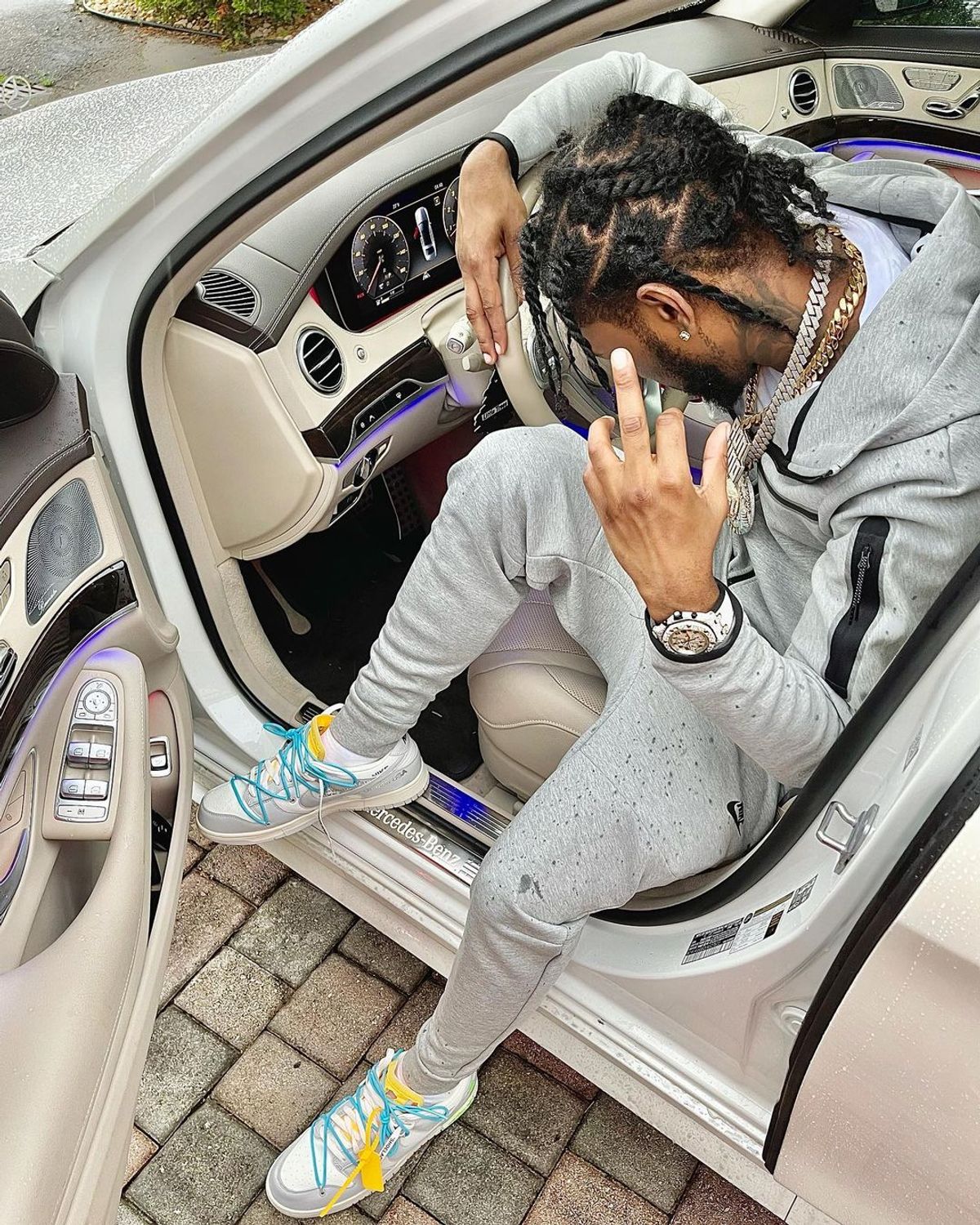 Ron Suno Outfit from October 10, 2021 | WHAT’S ON THE STAR?