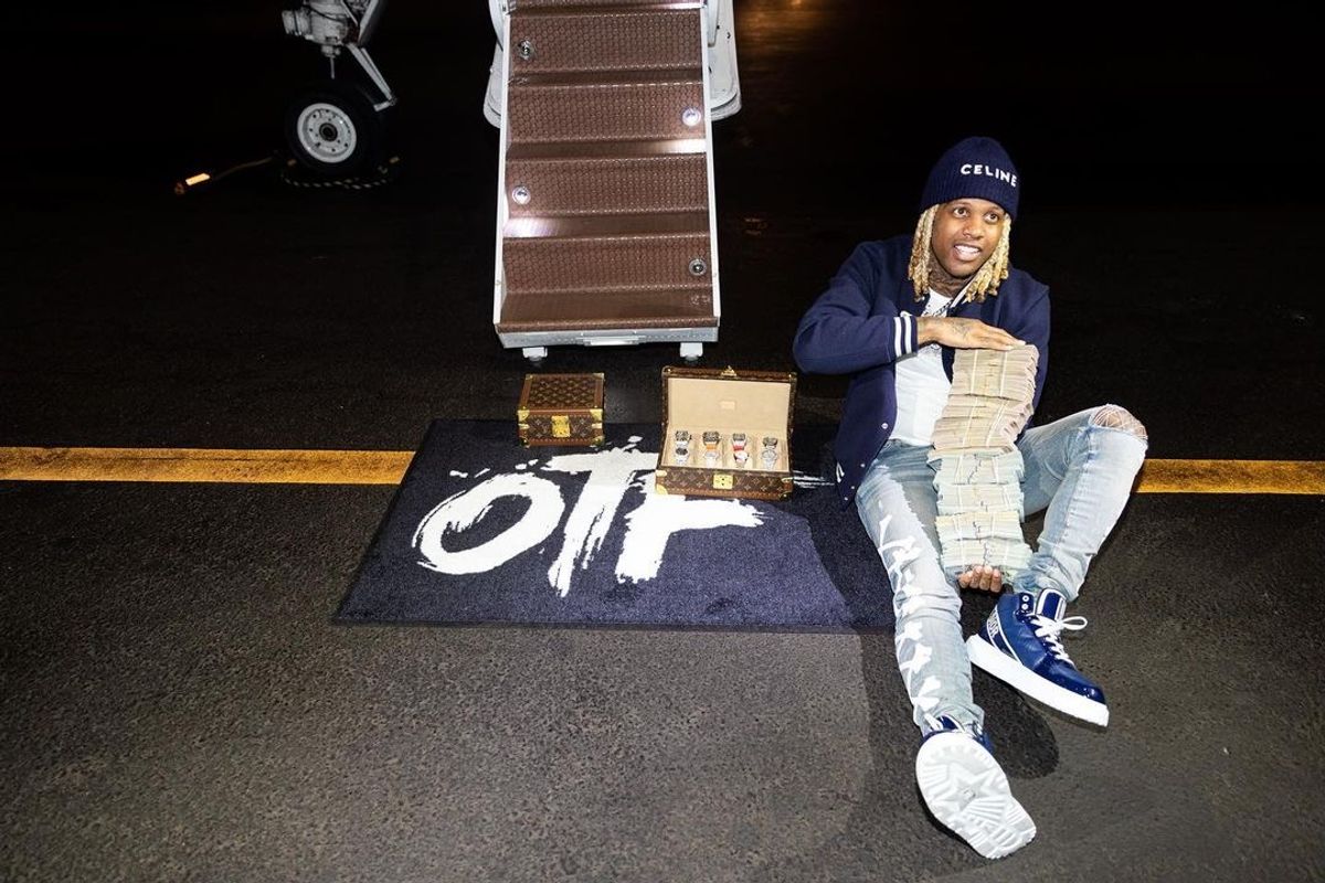 Lil Durk Outfit from October 18, 2021 | WHAT’S ON THE STAR?