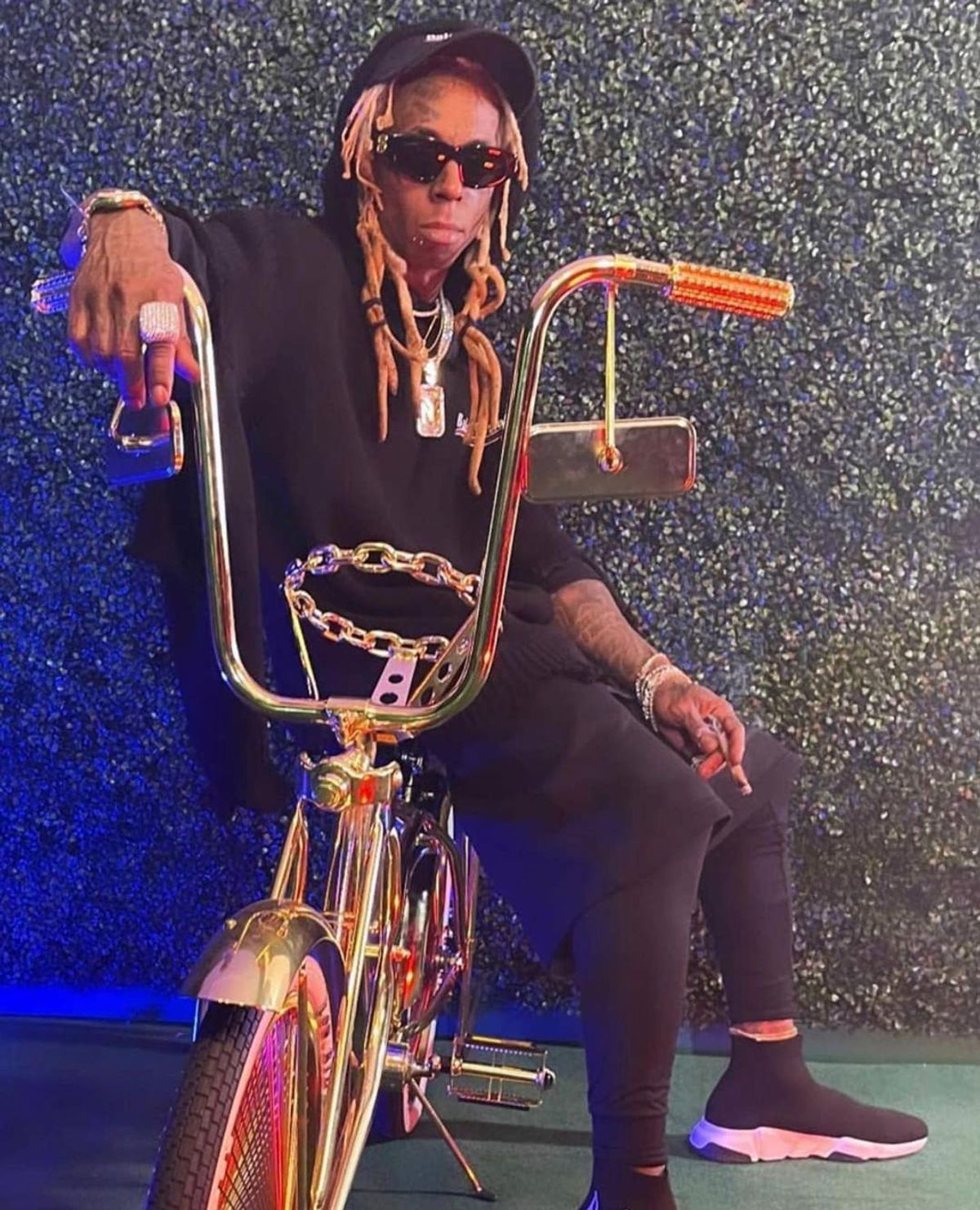 Lil Wayne Outfit from October 19, 2021 | WHAT’S ON THE STAR?