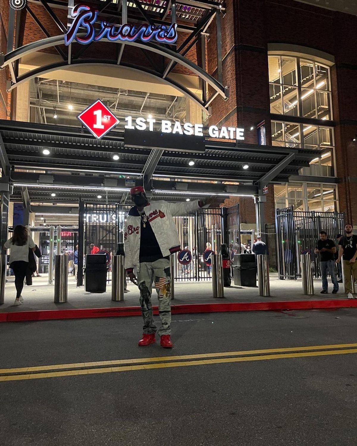 2 Chainz Outfit from October 24, 2021 | WHAT’S ON THE STAR?