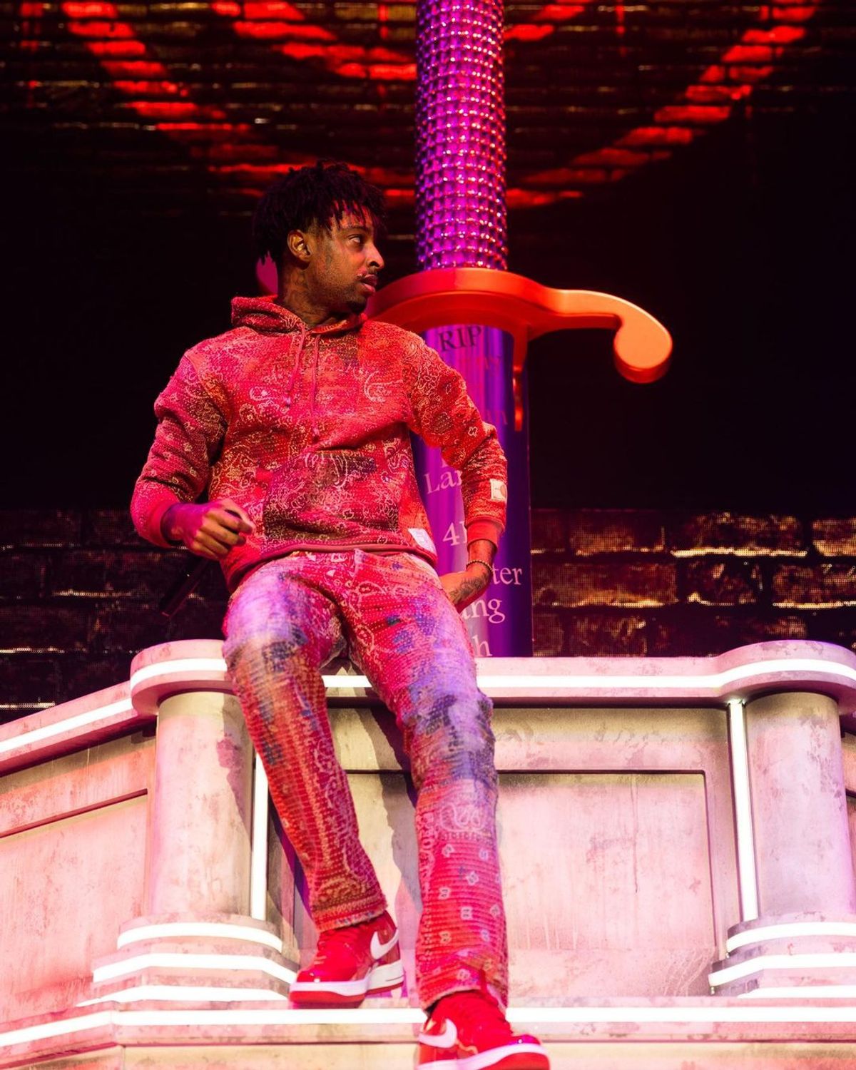 21 Savage Outfit from October 25, 2021 | WHAT’S ON THE STAR?