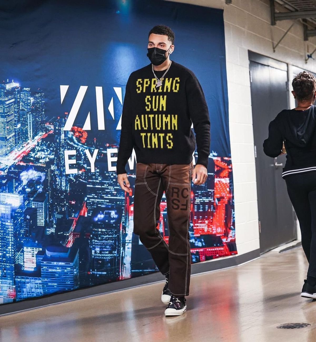 Zach LaVine Outfit from October 31, 2021 | WHAT’S ON THE STAR?