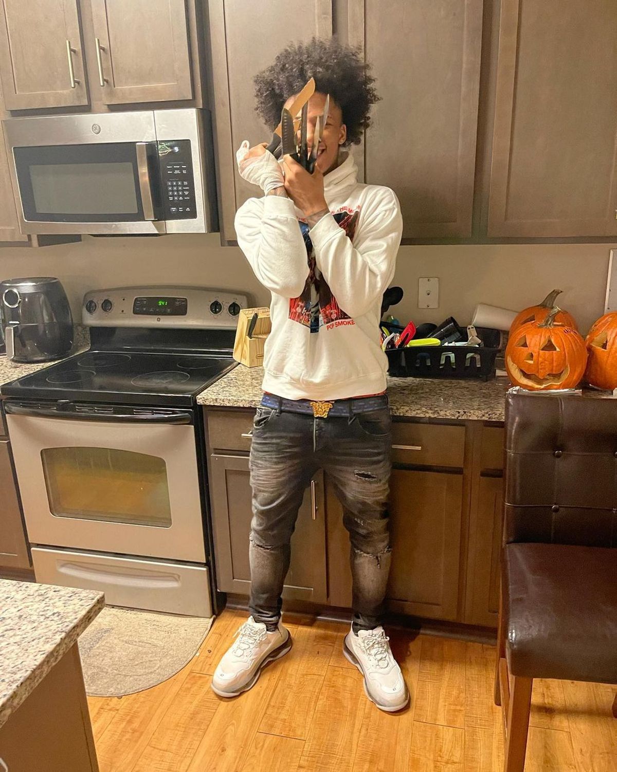 Mikey Outfit from November 1, 2021 | WHAT’S ON THE STAR?