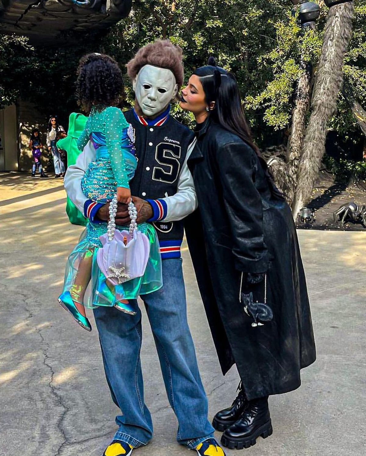 Travis Scott Outfit from November 1, 2021 | WHAT’S ON THE STAR?