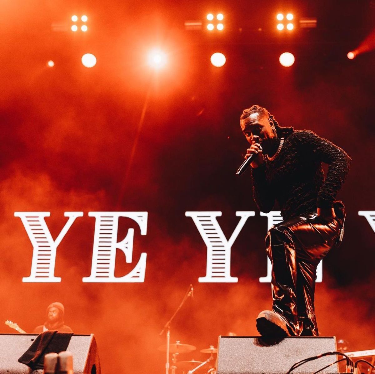 Burna Boy Outfit from November 3, 2021 | WHAT’S ON THE STAR?