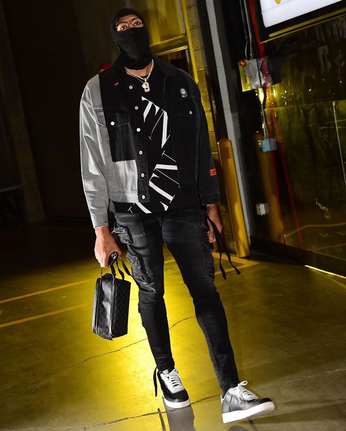 Anthony Davis Outfit from November 10, 2021 | WHAT’S ON THE STAR?