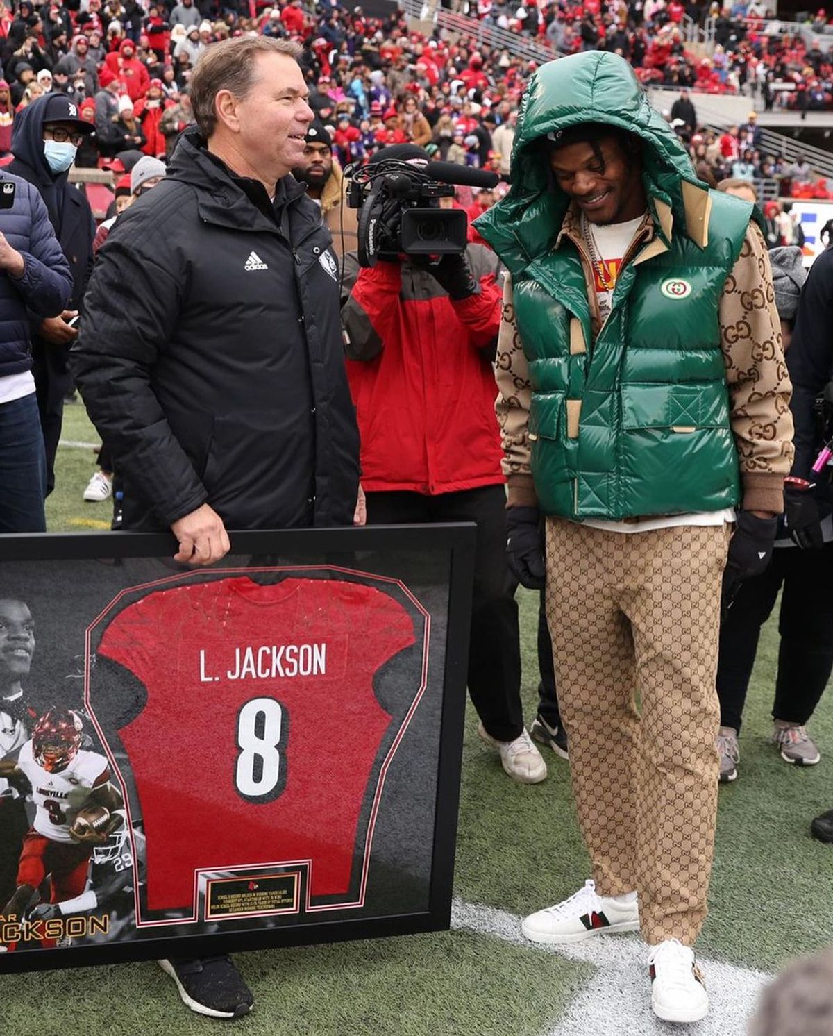 Lamar Jackson Outfit from November 14, 2021 | WHAT’S ON THE STAR?