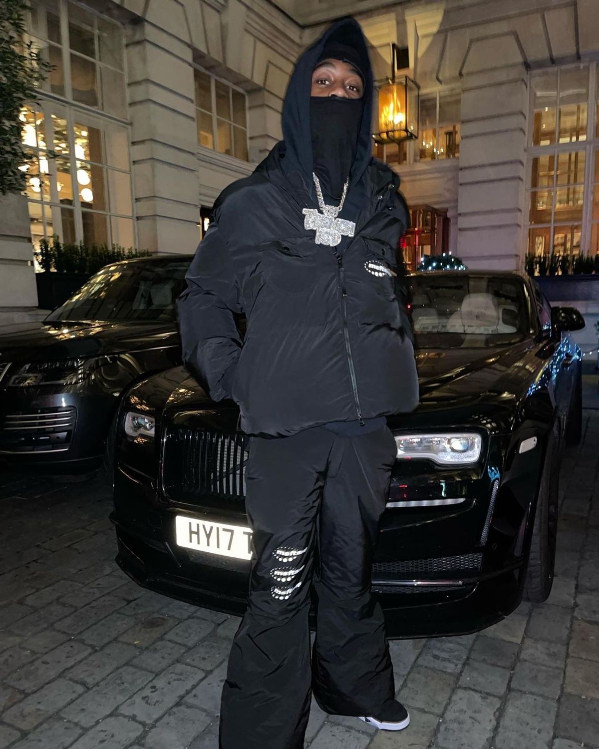 Lil Tjay Outfit from November 20, 2021 | WHAT’S ON THE STAR?