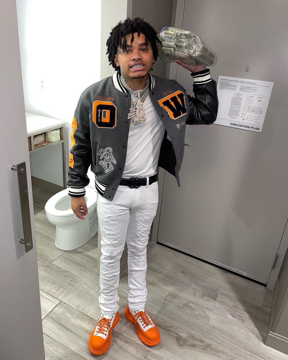 No Cap Outfit from November 22, 2021 | WHAT’S ON THE STAR?