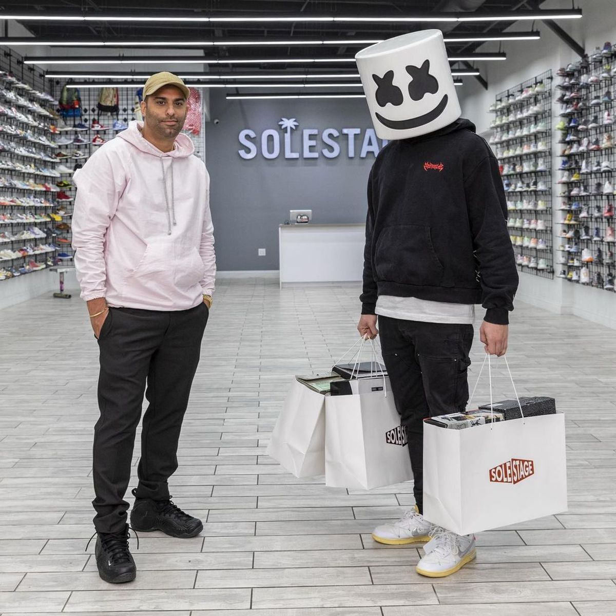 Marshmello Outfit from November 16, 2021 | WHAT’S ON THE STAR?
