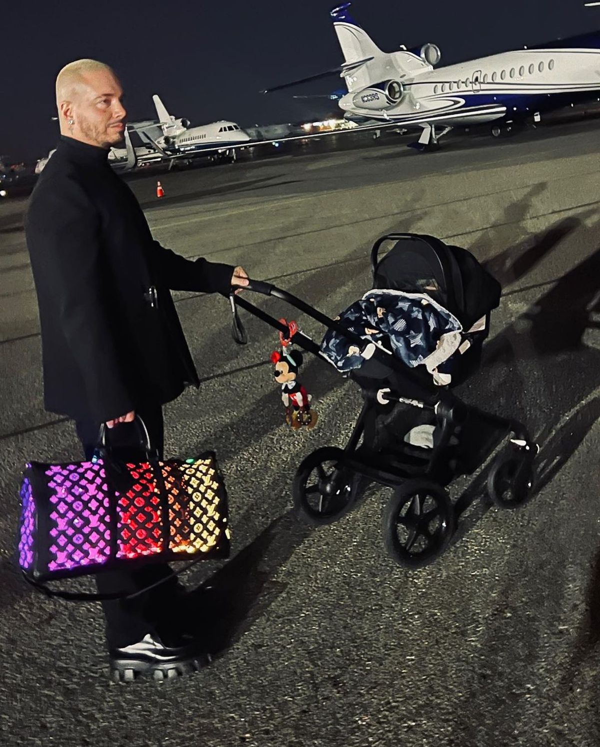 J Balvin Outfit from November 21, 2021 | WHAT’S ON THE STAR?