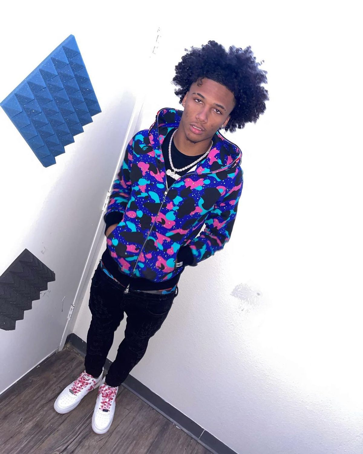 Mikey Outfit from November 28, 2021 | WHAT’S ON THE STAR?