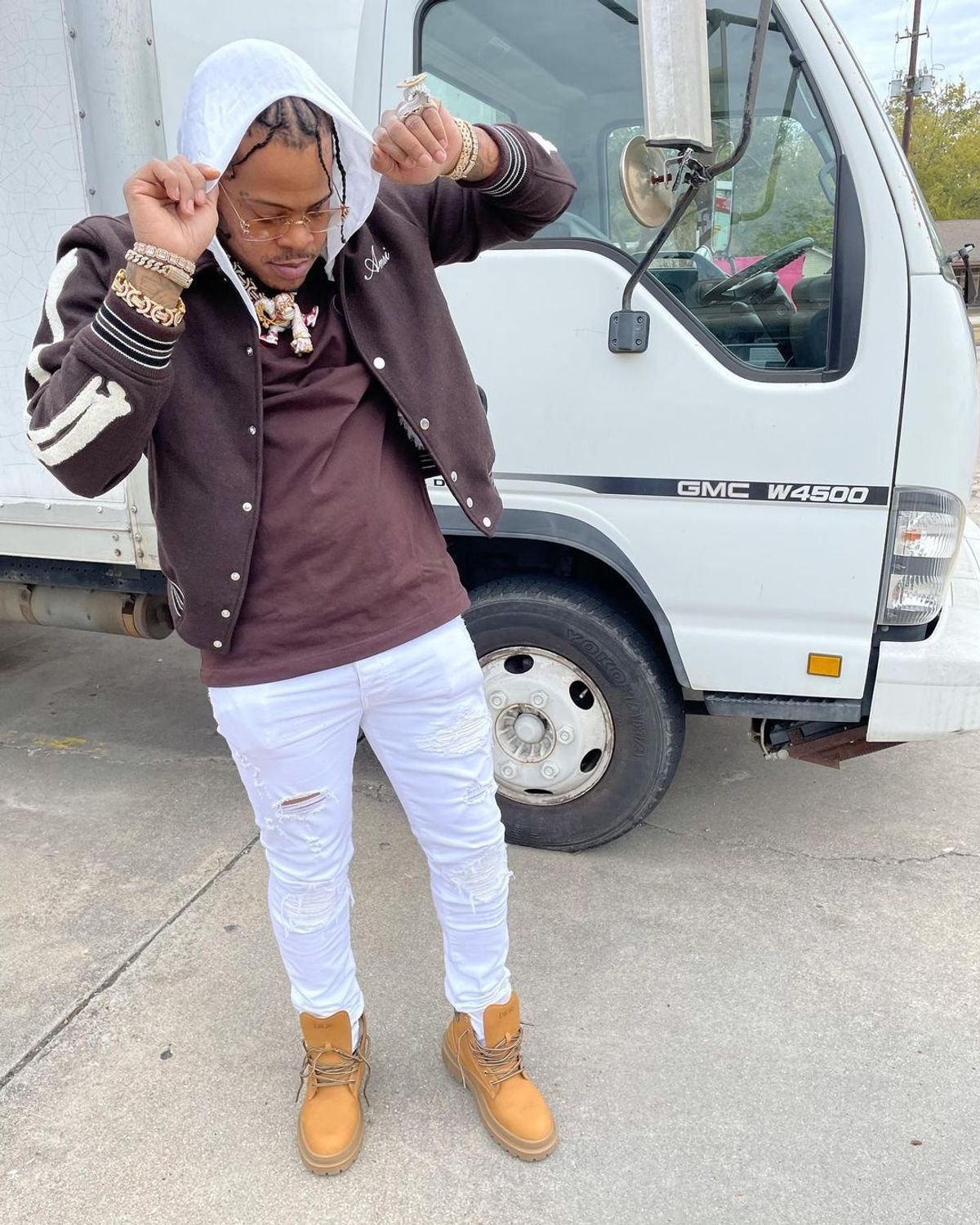 Sosamann Outfit from November 27, 2021 | WHAT’S ON THE STAR?