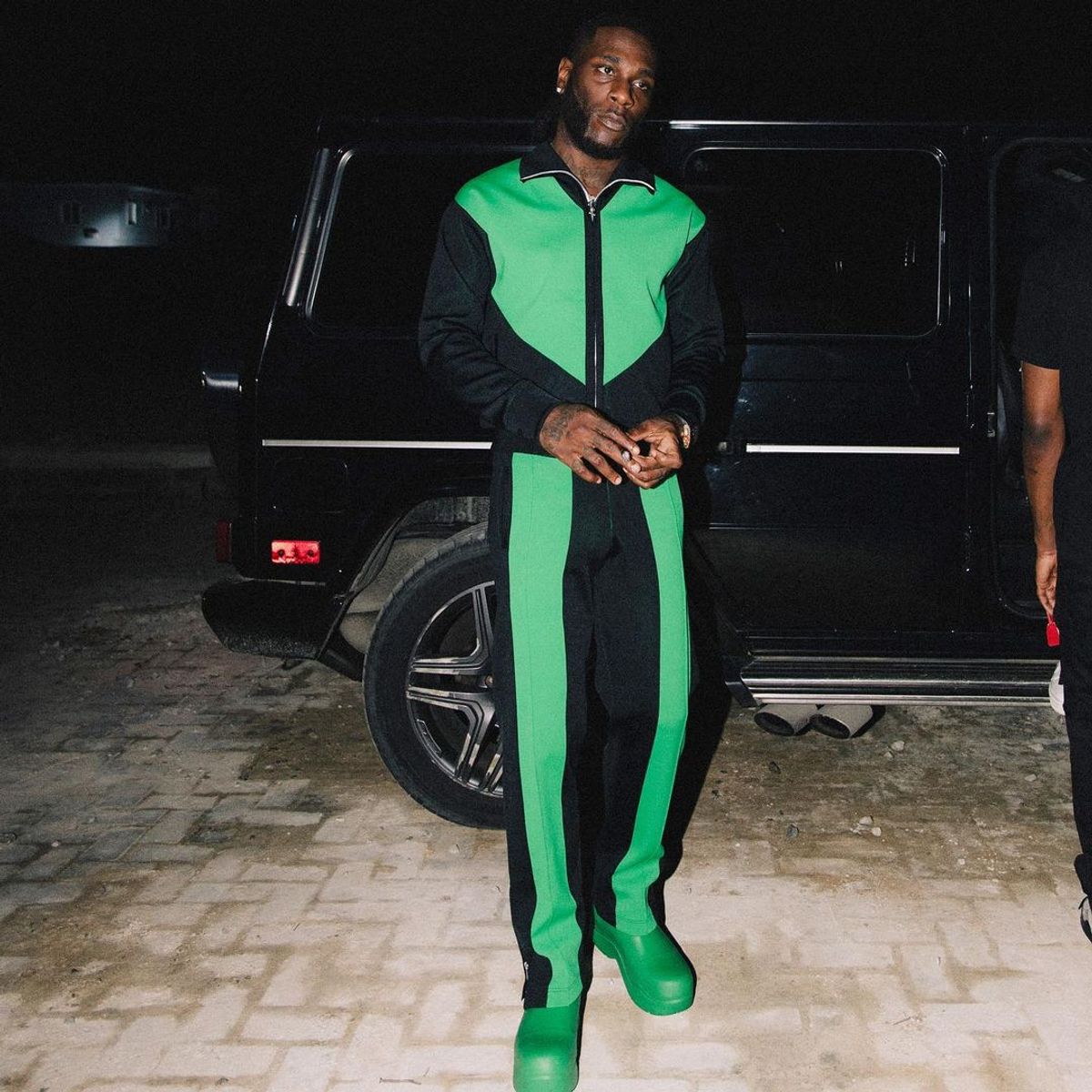 Burna Boy Outfit from August 24, 2021 | WHAT’S ON THE STAR?