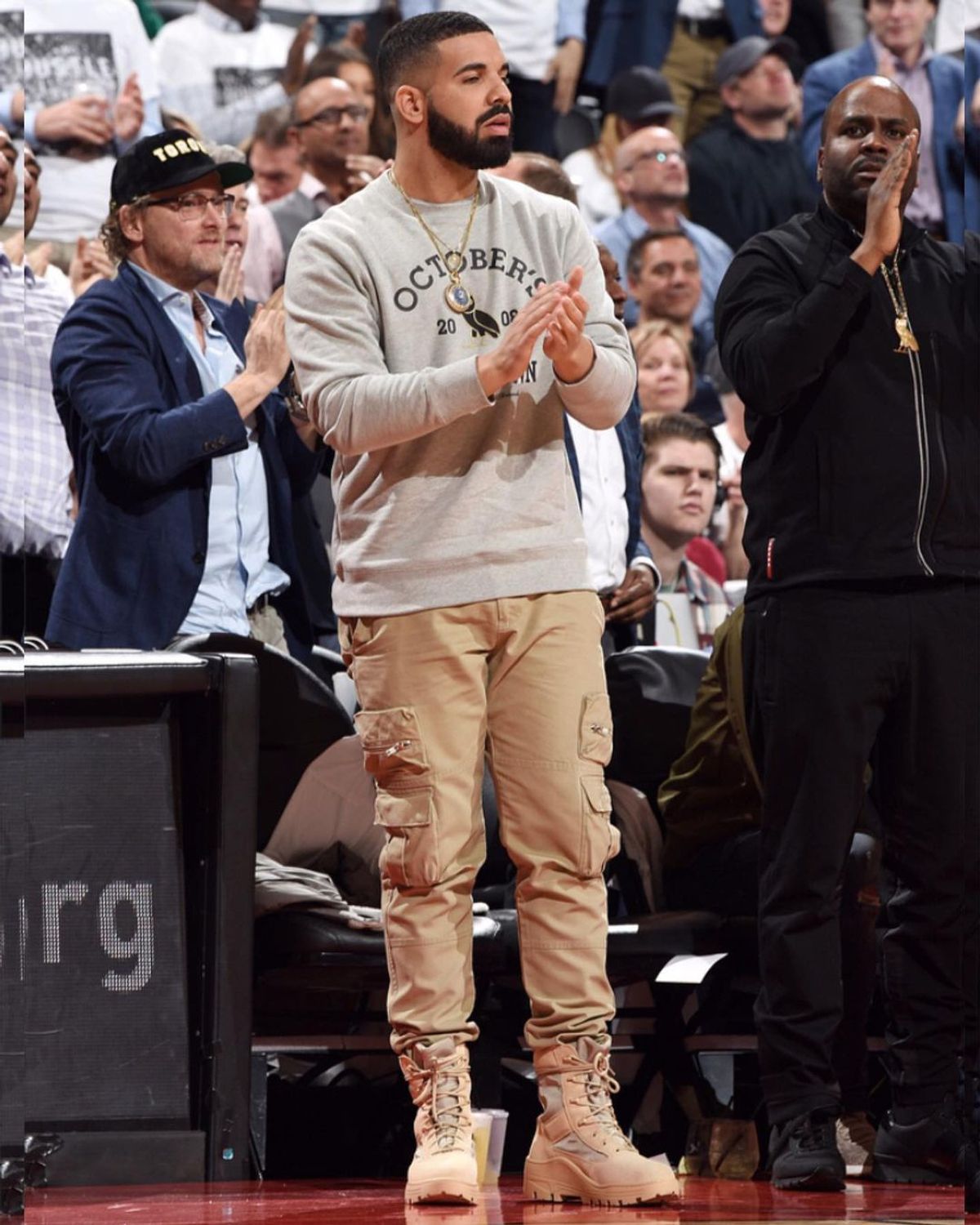 Drake Outfit from December 9, 2021 | WHAT’S ON THE STAR?