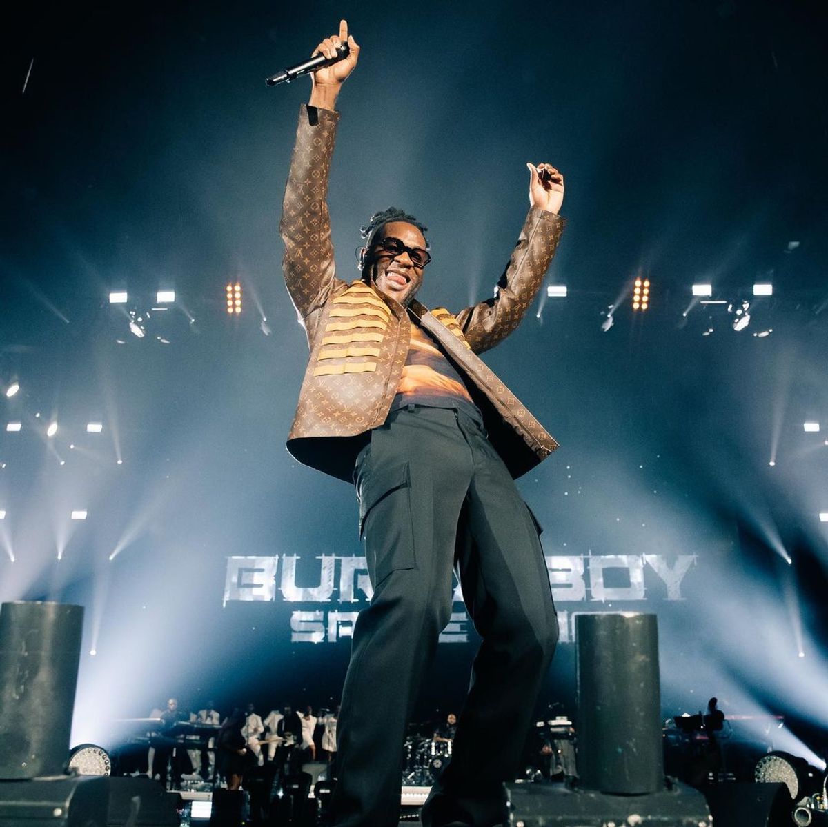 Burna Boy Outfit from November 12, 2021 | WHAT’S ON THE STAR?