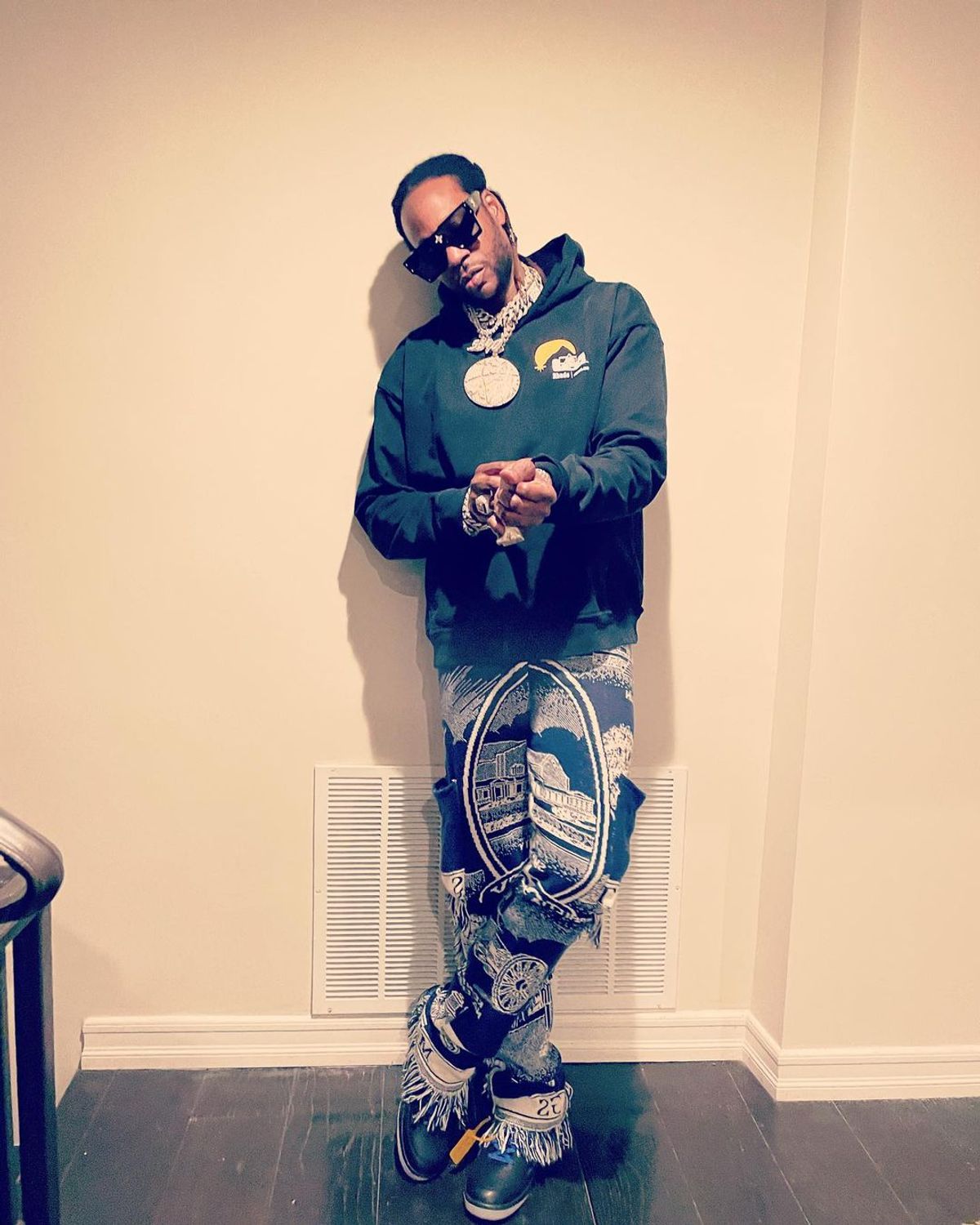 2 Chainz Outfit from December 12, 2021 | WHAT’S ON THE STAR?