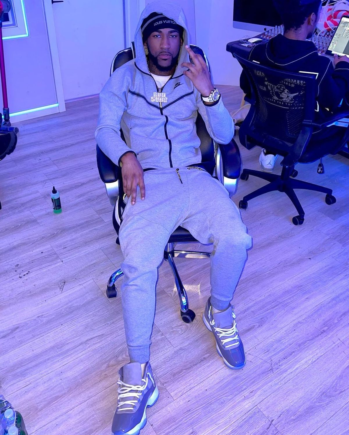 Ron Suno Outfit from December 17, 2021 | WHAT’S ON THE STAR?