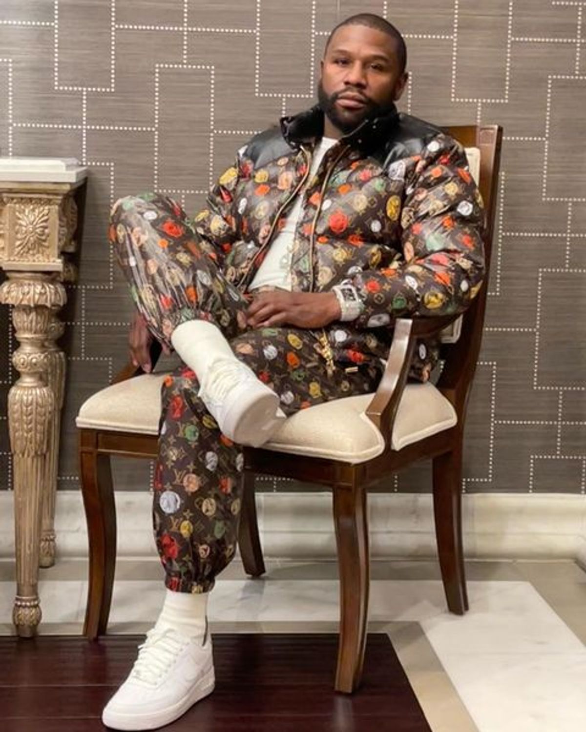 Floyd Mayweather Outfit from December 24, 2021 | WHAT’S ON THE STAR?