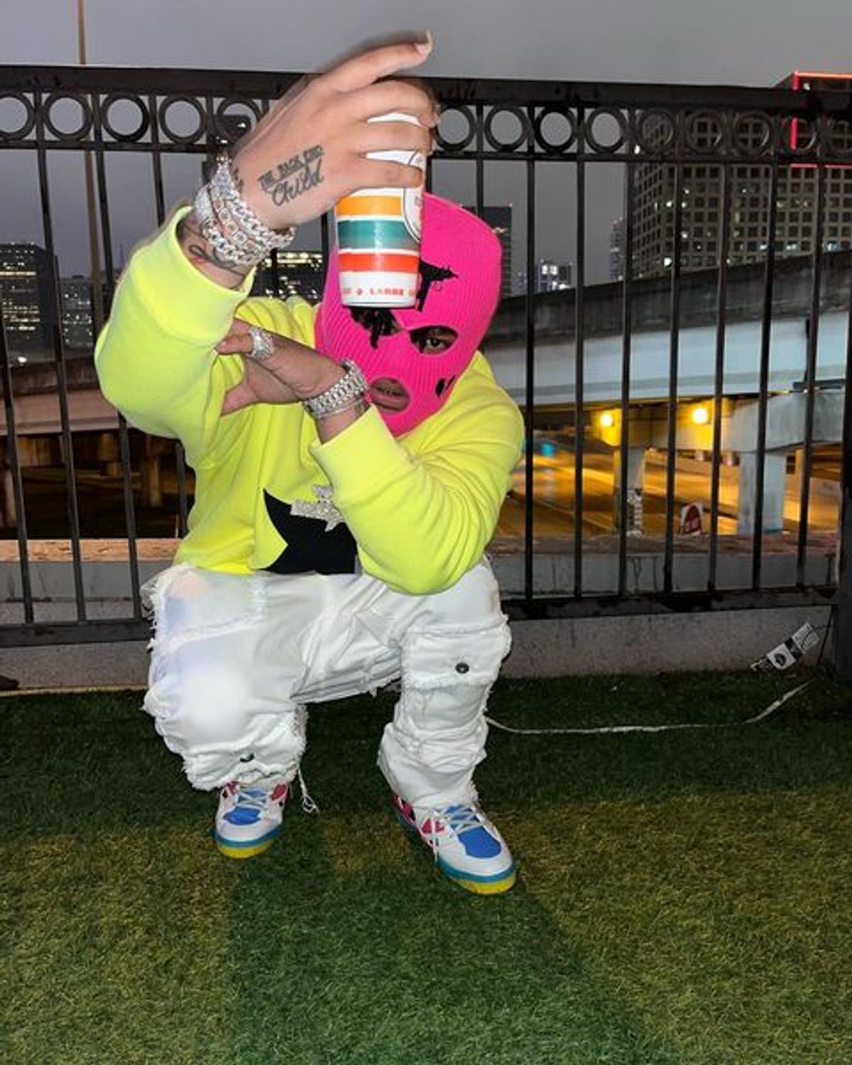 No Cap Outfit from January 1, 2022 | WHAT’S ON THE STAR?