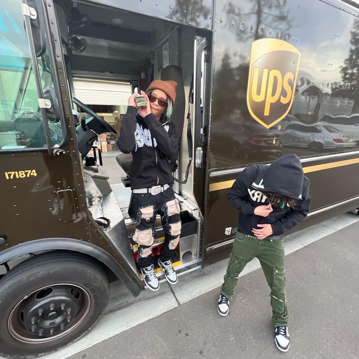 Kashdami Outfit from January 14, 2022 | WHAT’S ON THE STAR?