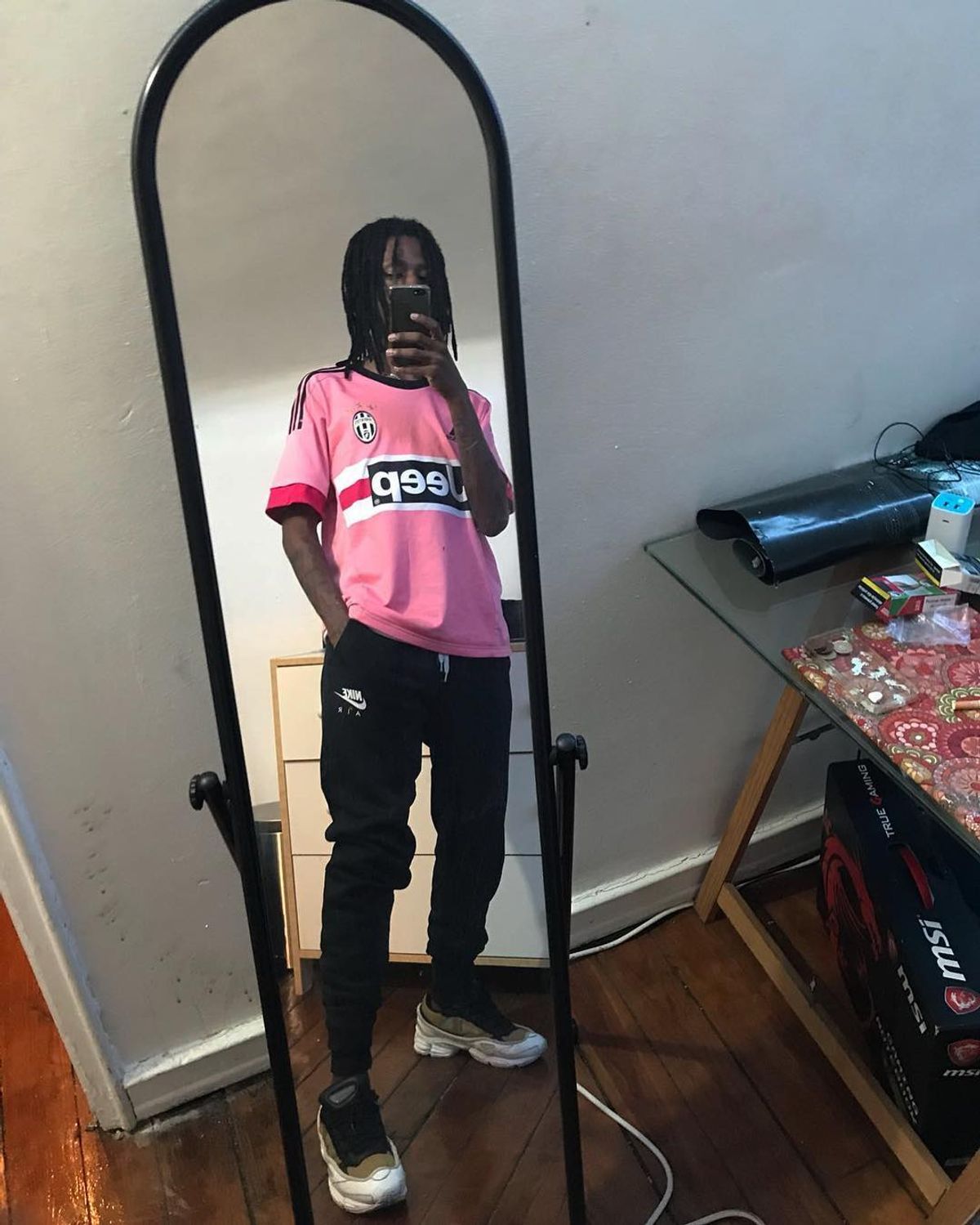 Yuzi Outfit from June 21, 2018 | WHAT’S ON THE STAR?