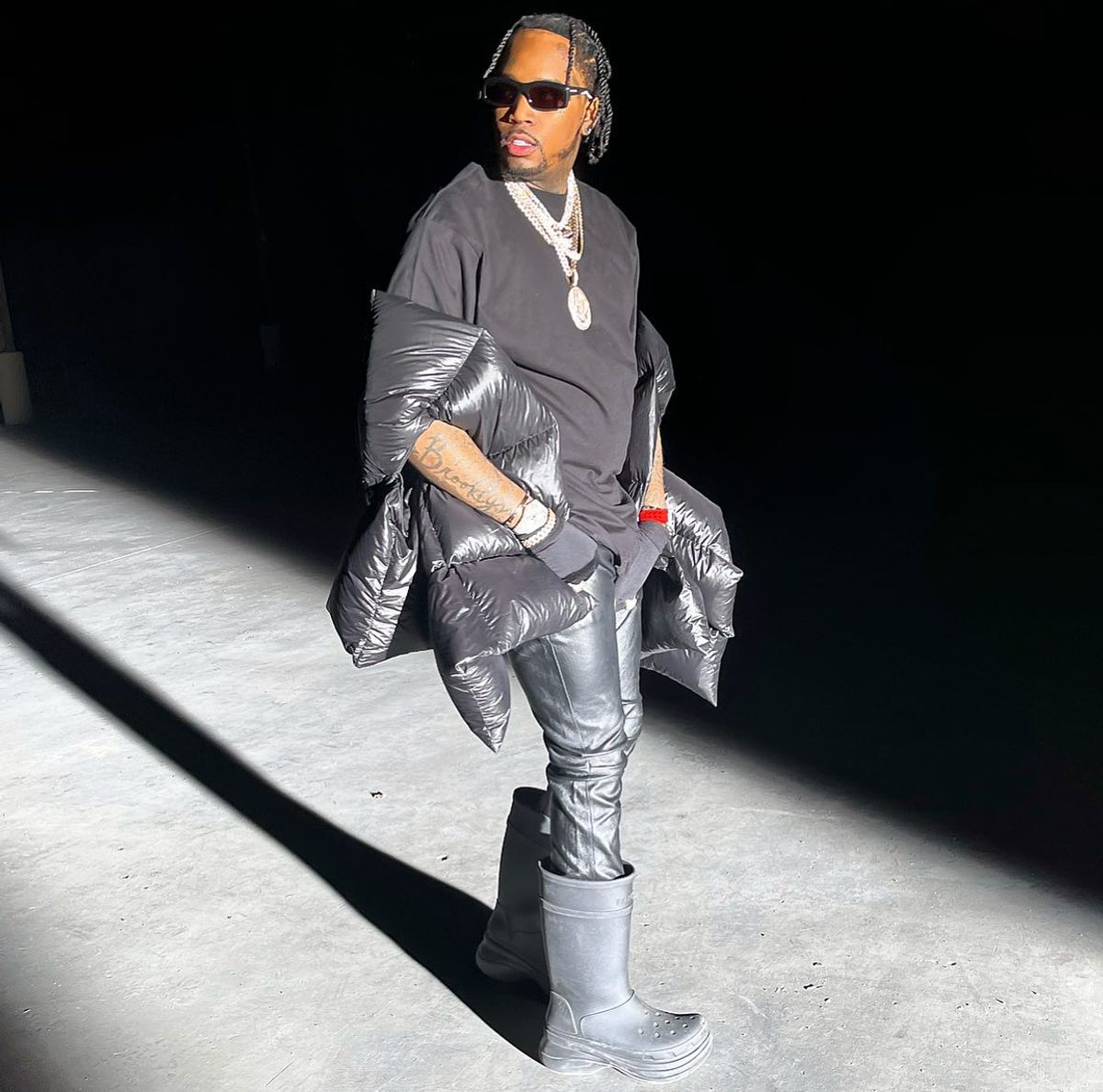 Fivio Foreign Outfit from February 7, 2022 | WHAT’S ON THE STAR?