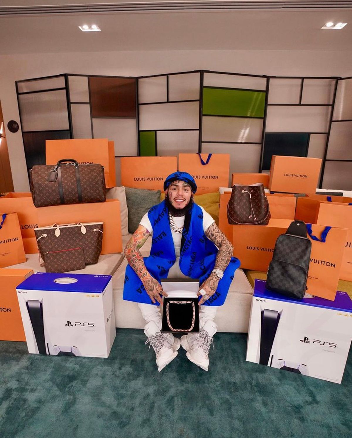 6ix9ine Outfit from February 8, 2022 | WHAT’S ON THE STAR?