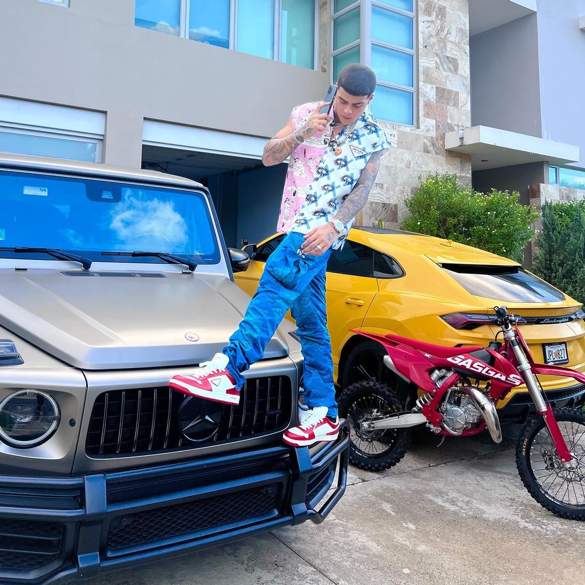 Lunay Outfit from February 9, 2022 | WHAT’S ON THE STAR?