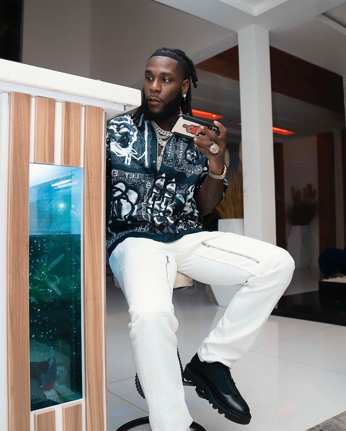 Burna Boy Outfit from February 25, 2022 | WHAT’S ON THE STAR?