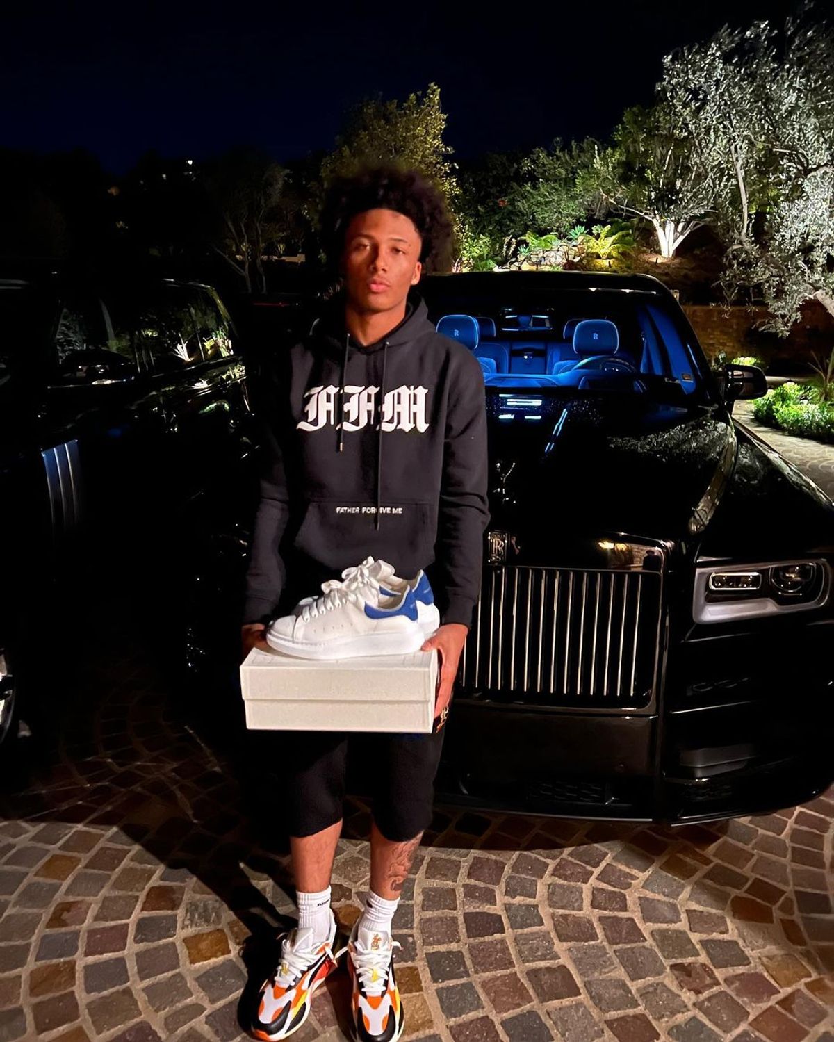 Mikey Outfit from March 2, 2022 | WHAT’S ON THE STAR?