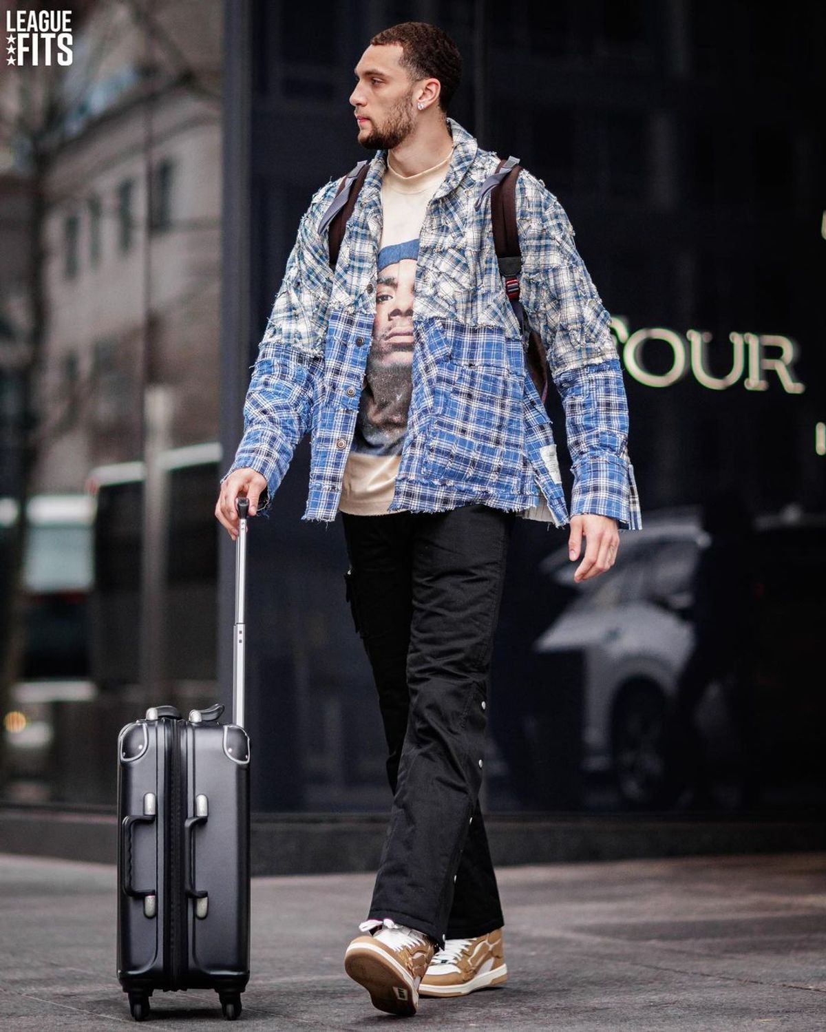 Zach LaVine Outfit from March 9, 2022 | WHAT’S ON THE STAR?