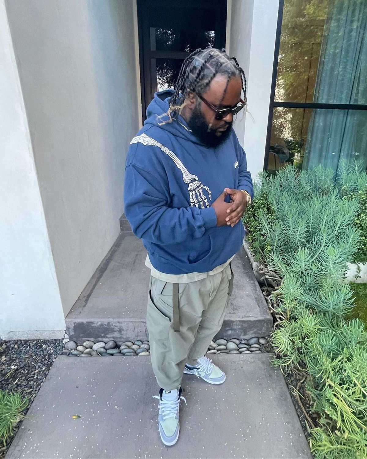 Bas Outfit from March 30, 2022 | WHAT’S ON THE STAR?