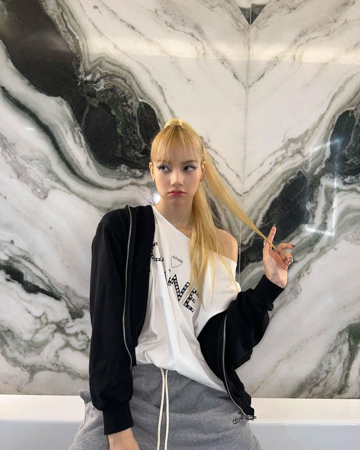 Lisa Outfit from April 3, 2022 | WHAT’S ON THE STAR?