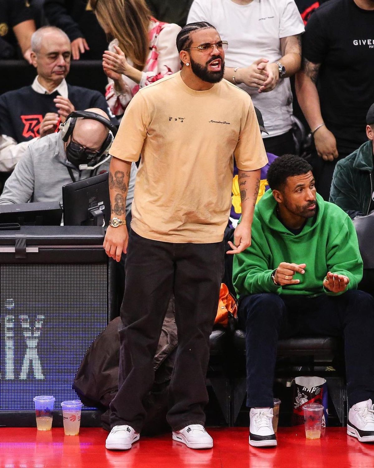 Drake Outfit from April 29, 2022 | WHAT’S ON THE STAR?