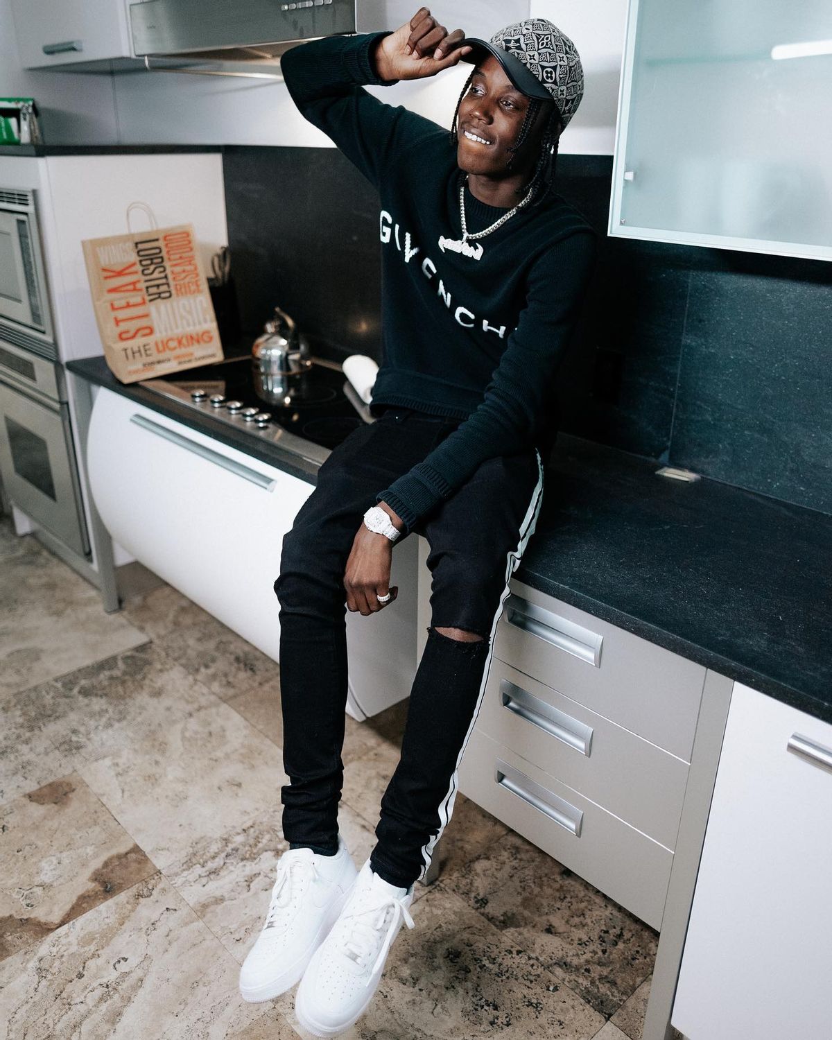 Melvoni Outfit from May 8, 2022 | WHAT’S ON THE STAR?