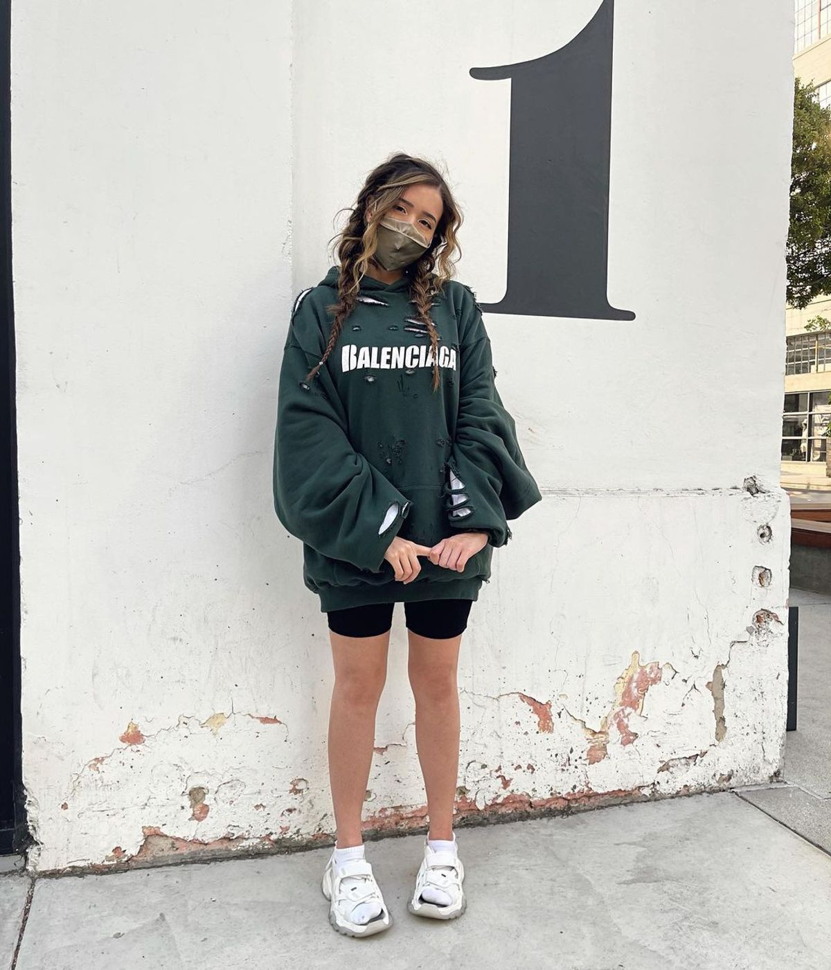 Pokimane Outfit from September 27, 2021 | WHAT’S ON THE STAR?