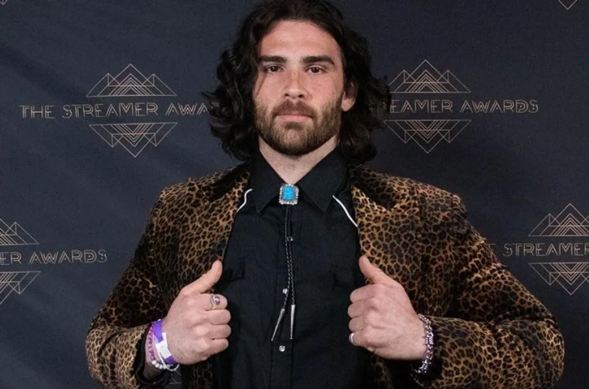 HasanAbi: Outfits, Clothes, Style and Fashion | WHAT’S ON THE STAR?