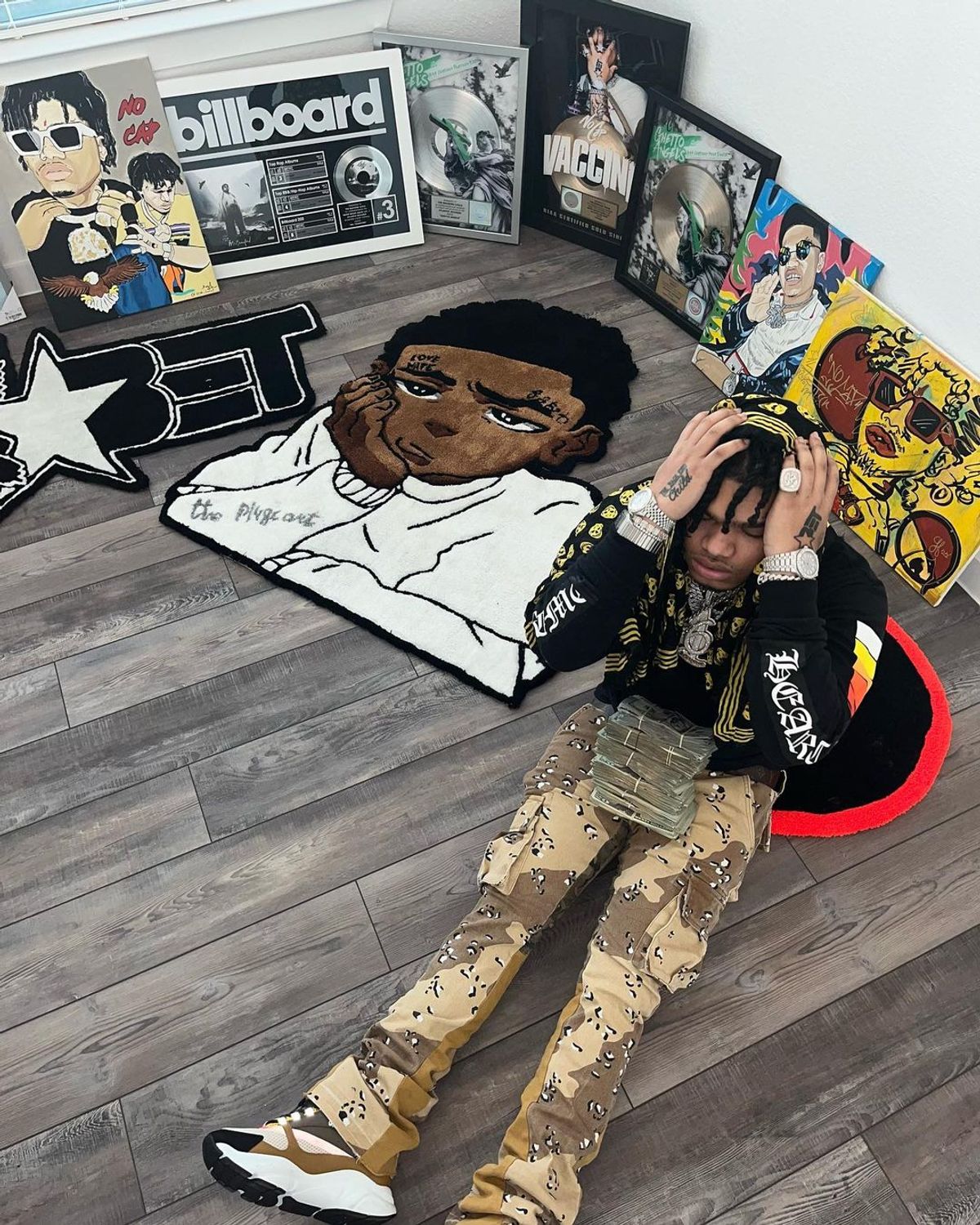 No Cap Outfit from August 15, 2022 | WHAT’S ON THE STAR?