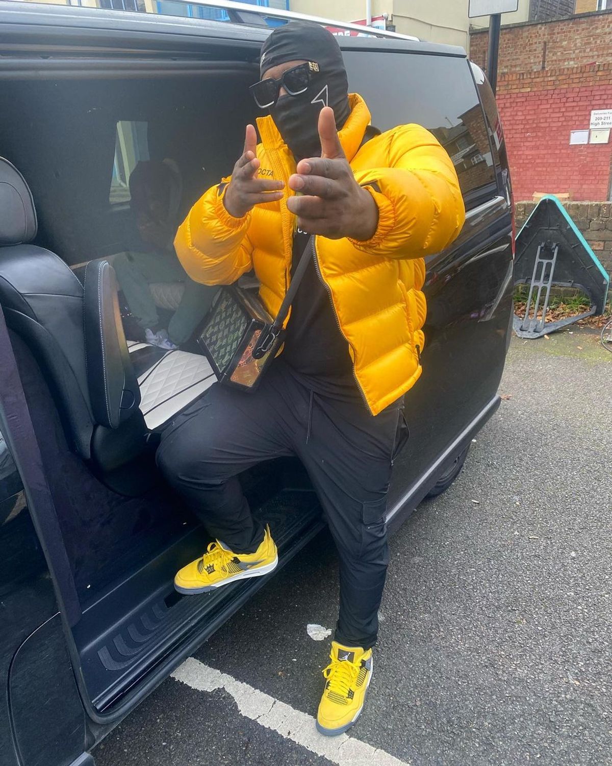 Swarmz Outfit from January 8, 2022 | WHAT’S ON THE STAR?